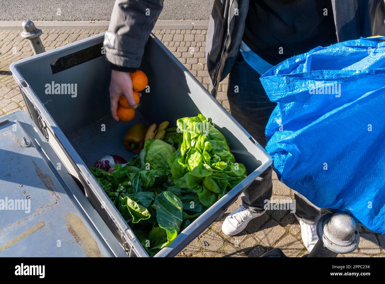 Foodsharing hi-res stock photography and images - Alamy