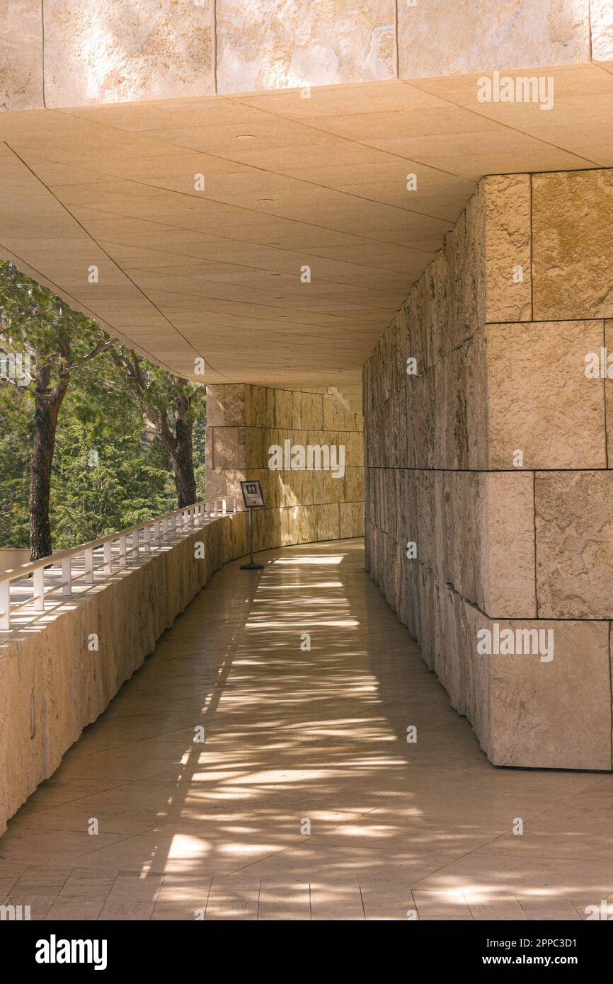 White stone building hi-res stock photography and images - Alamy