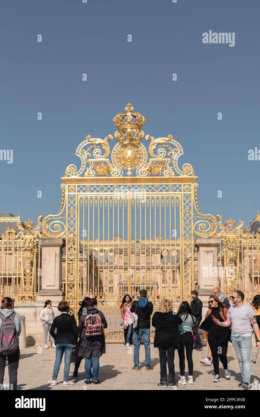 The golden entrance gate of the Versailles castle with tourists Stock ...