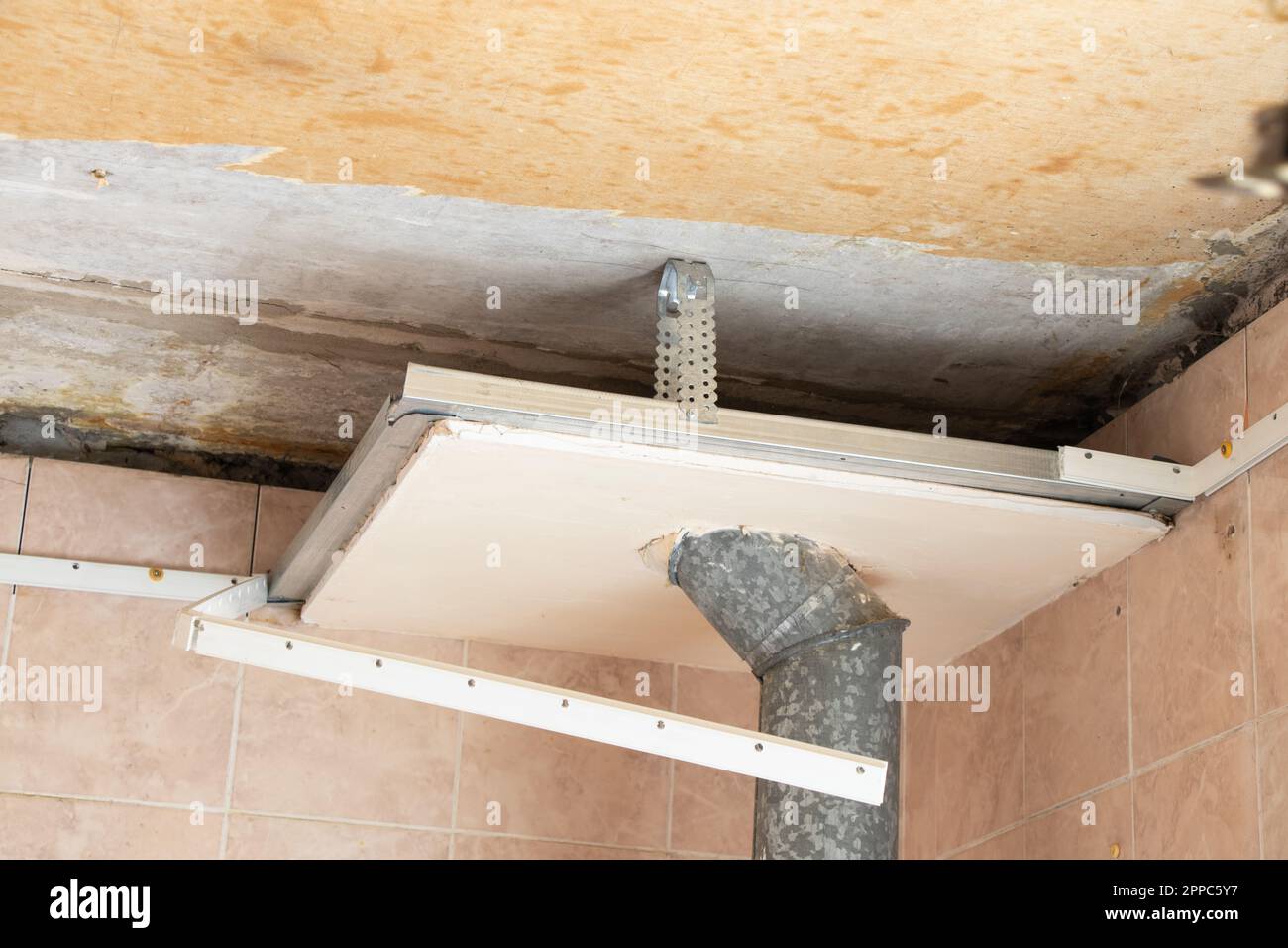 installation of plasterboard on the ceiling, drywall on the ceiling ...