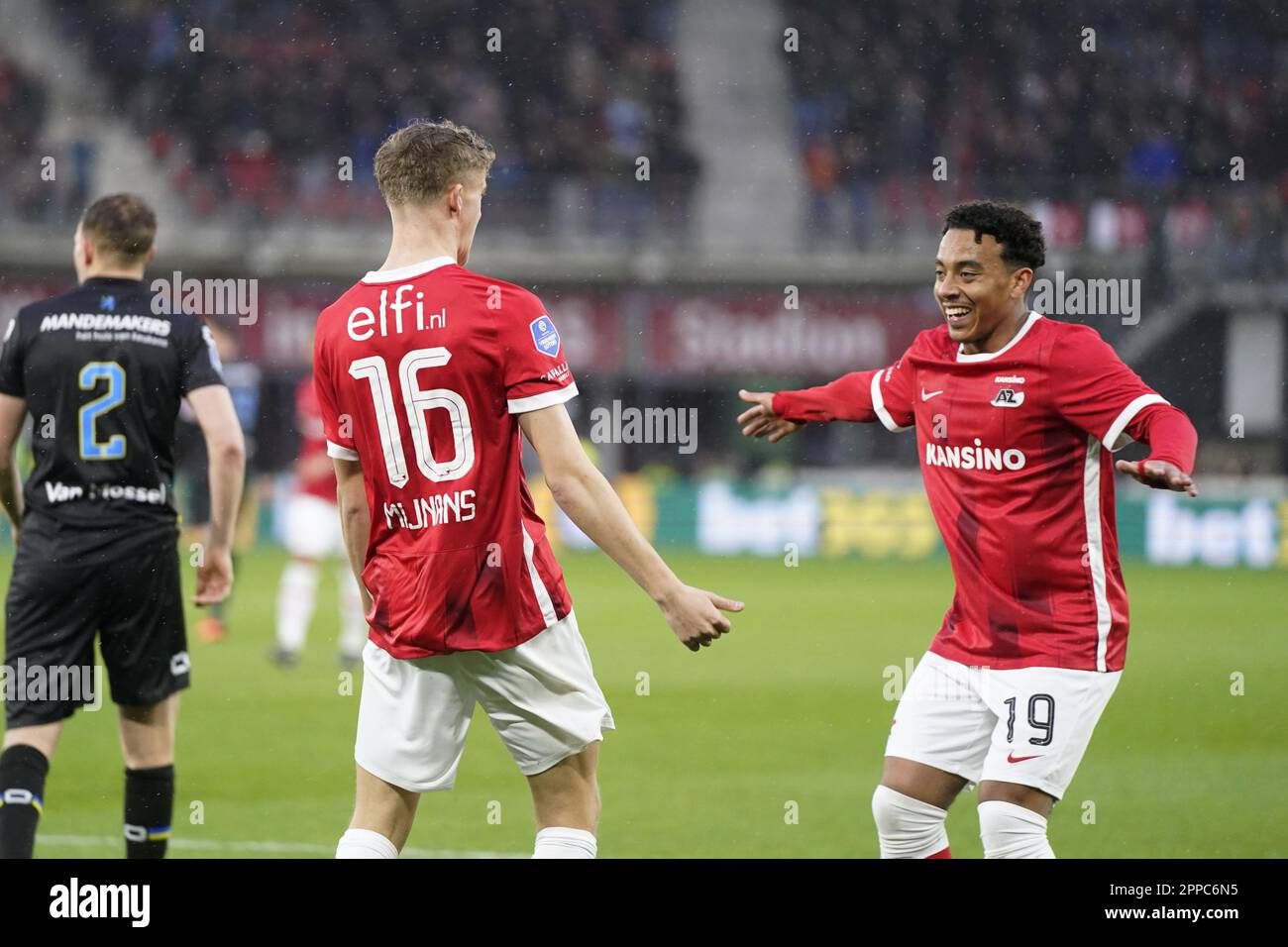 ALKMAAR - (lr) Sven Mijnans of AZ Alkmaar 1-0 , Myron van Brederode of AZ Alkmaar during the ...