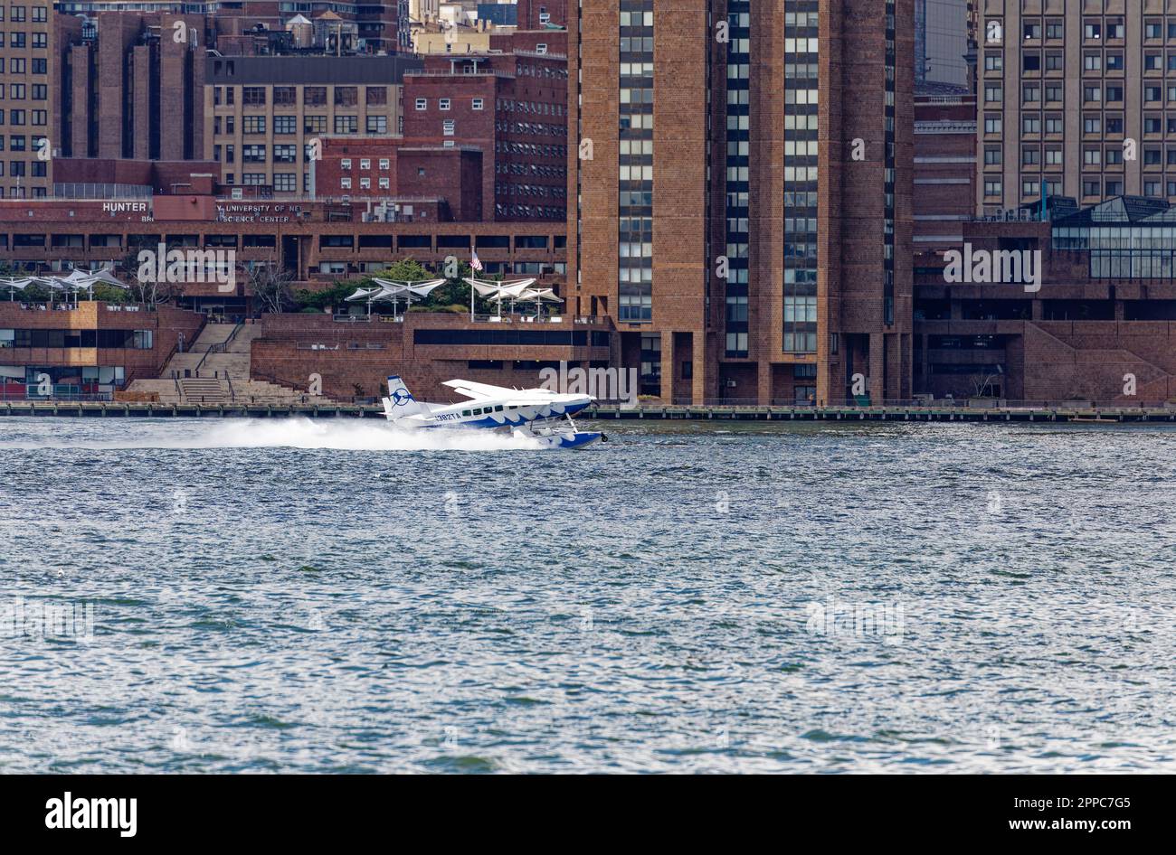 Tropic Oceans Airways Cessna 208B takes off from New York Skyports ... Tropic Oceans Airways Cessna 208B takes off from New York Skyports ...