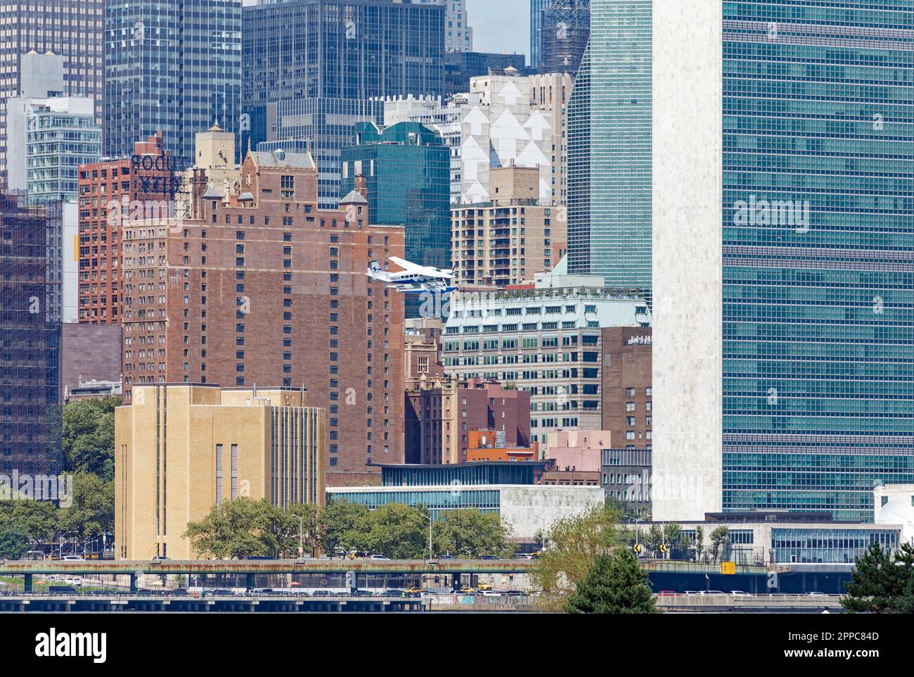 Tropic Oceans Airways Cessna 208B takes off from New York Skyports ... Tropic Oceans Airways Cessna 208B takes off from New York Skyports ...