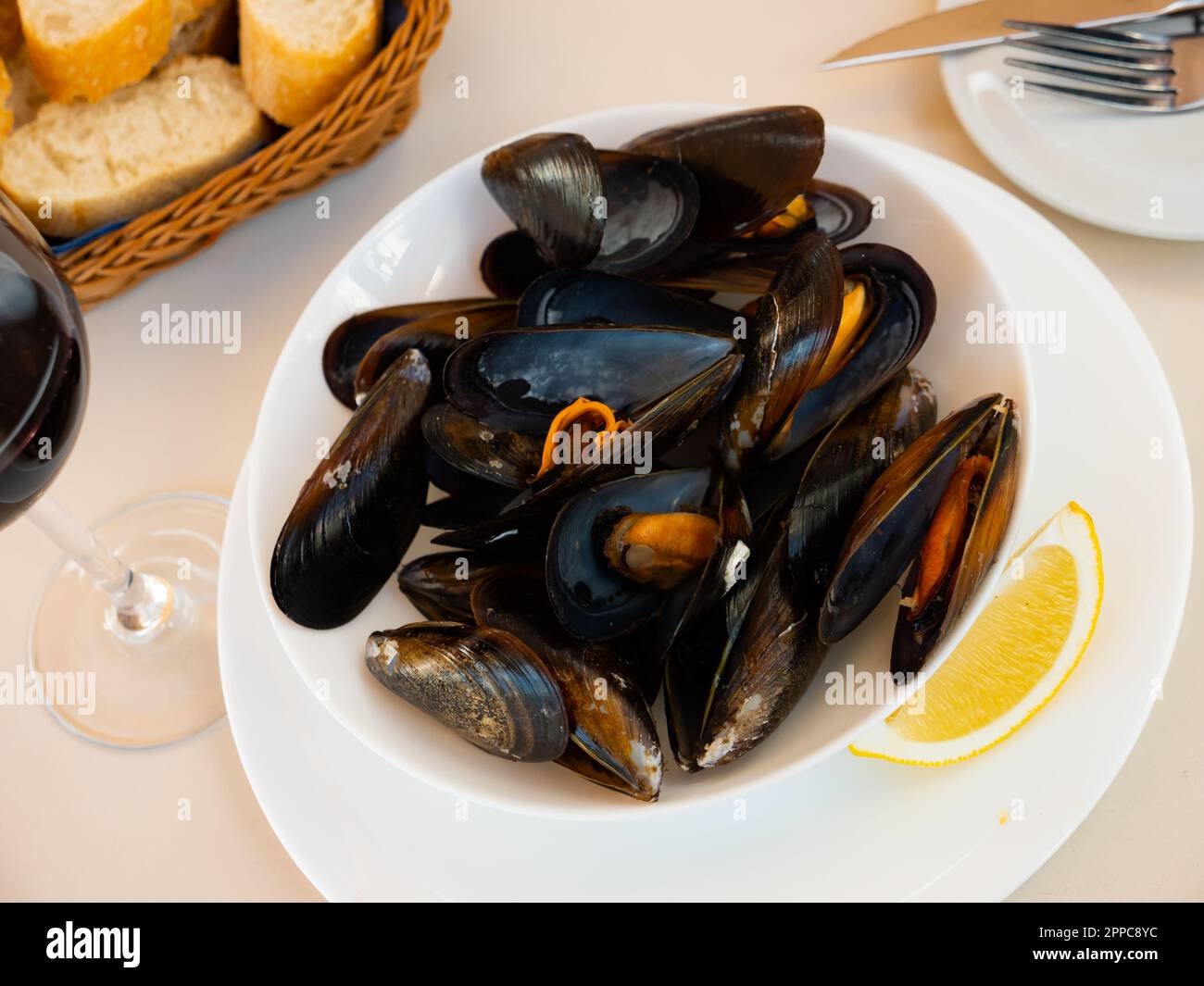 Steam cooked mussels with lemon slice on plate Stock Photo - Alamy