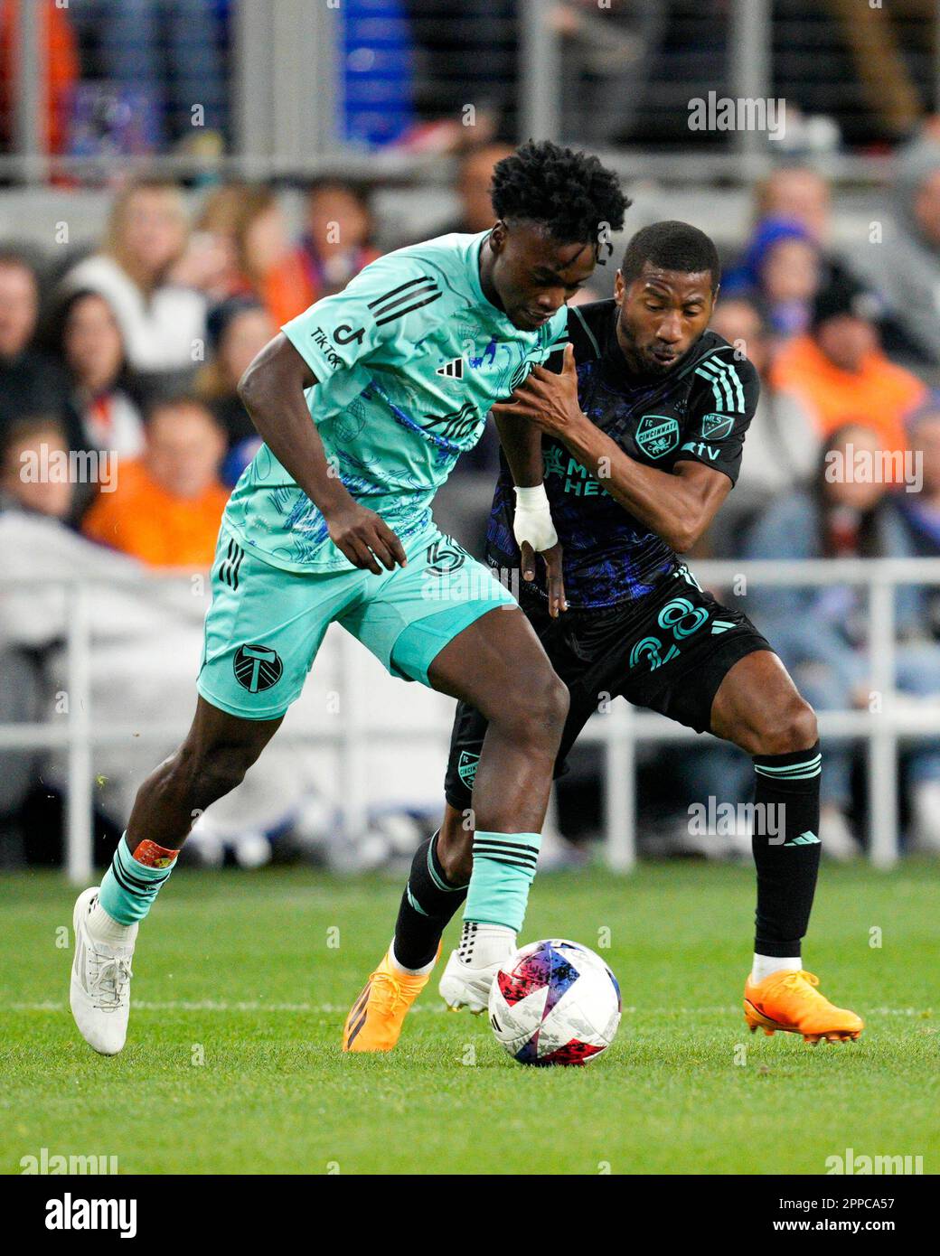 Portland Timbers midfielder Santiago Moreno (30) battles against FC ...