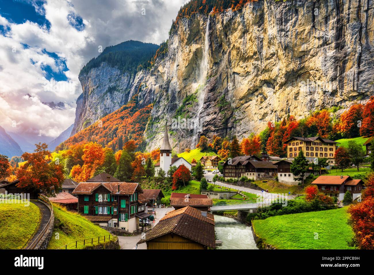 Captivating autumn view of Lauterbrunnen valley with gorgeous Staubbach ...