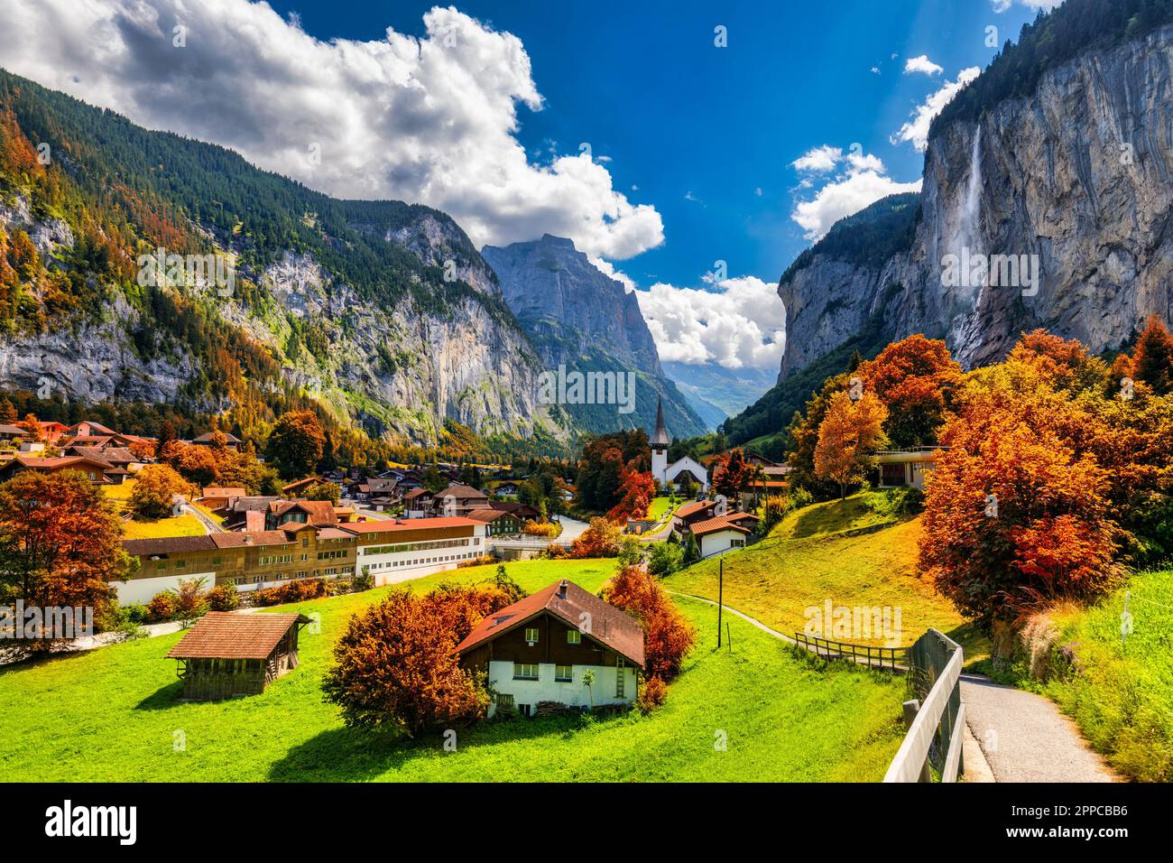 Captivating autumn view of Lauterbrunnen valley with gorgeous Staubbach ...