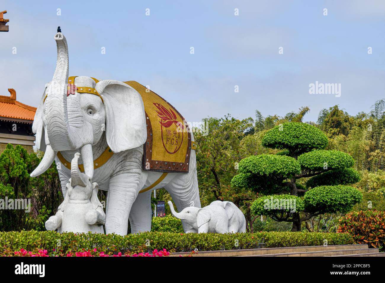 Guardian of the entrance to Fo Guang Shan temple in Kaohsiung, Taiwan ...