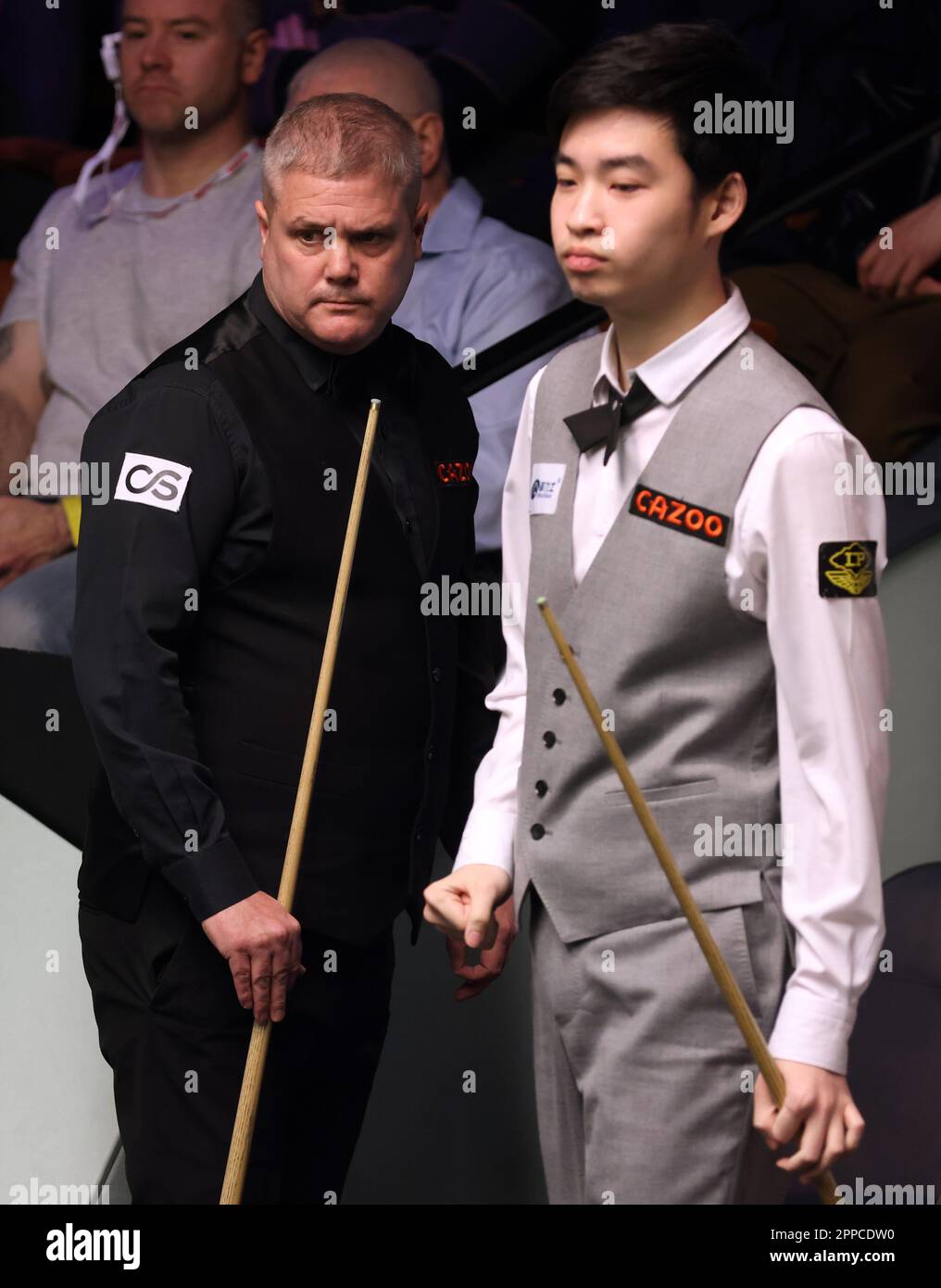 Robert Milkins (left) and Si Jiahui during day nine of the Cazoo World ...