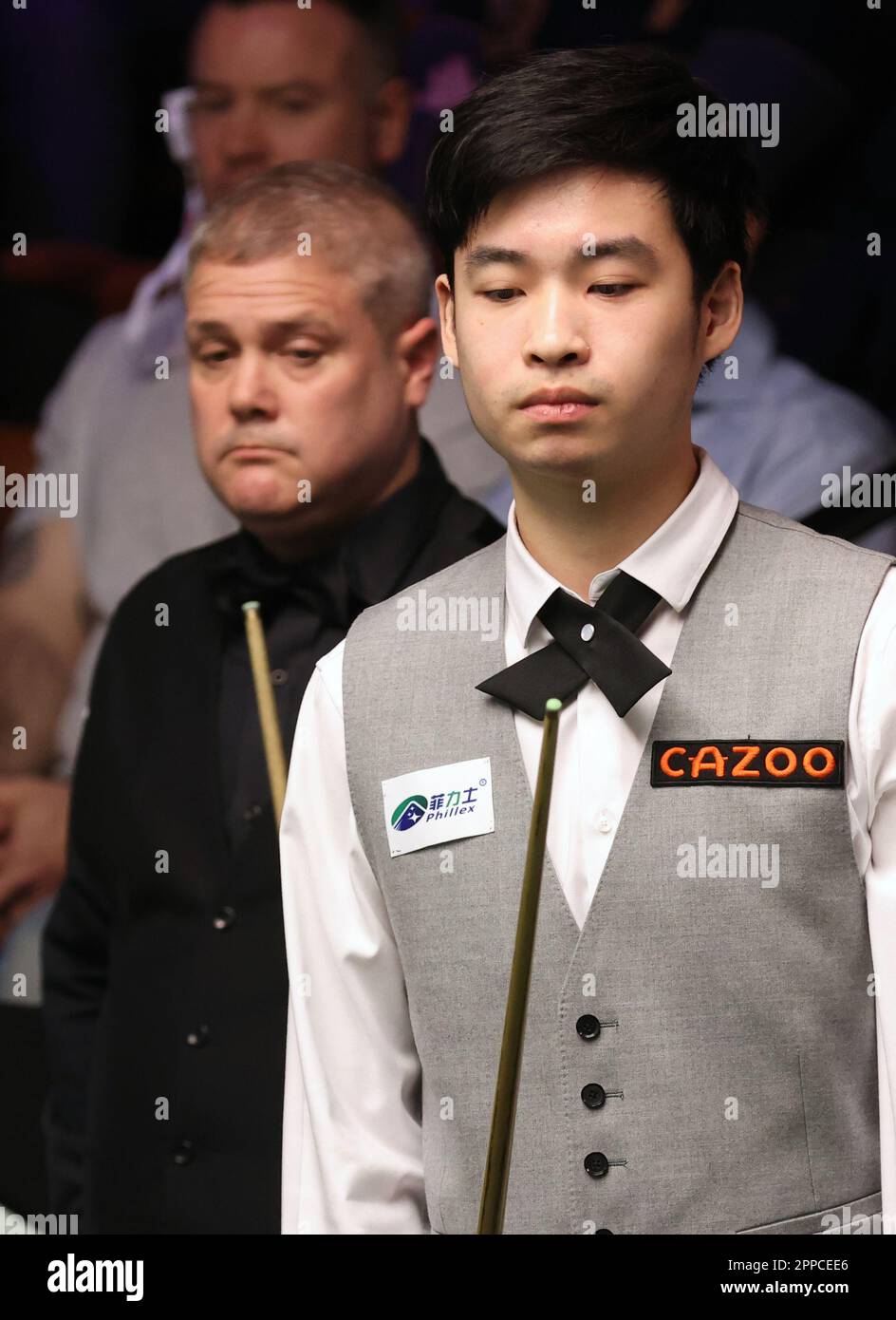 Robert Milkins (left) and Si Jiahui during day nine of the Cazoo World ...