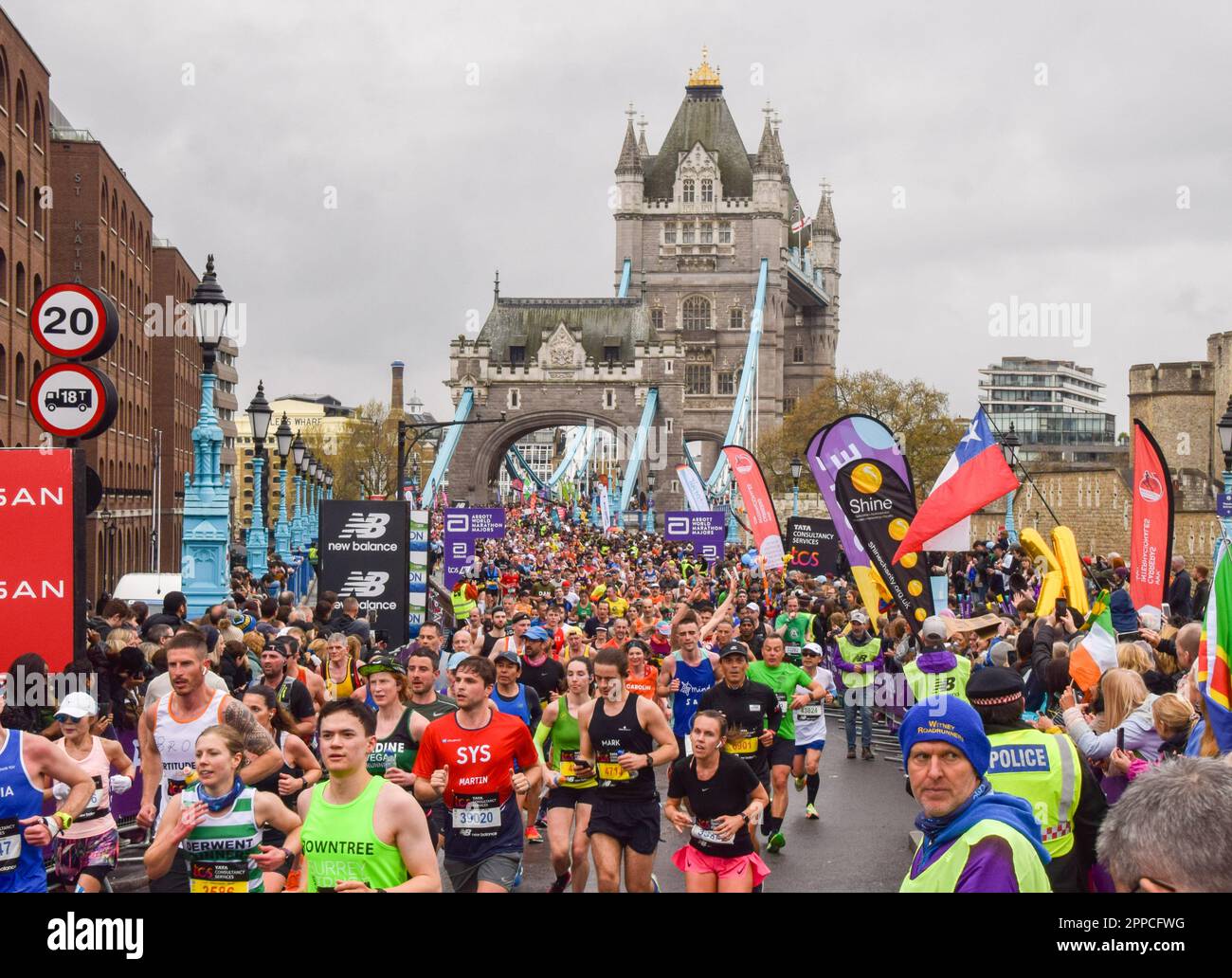 London, UK. 23rd April 2023. Thousands of runners pass across Tower ...