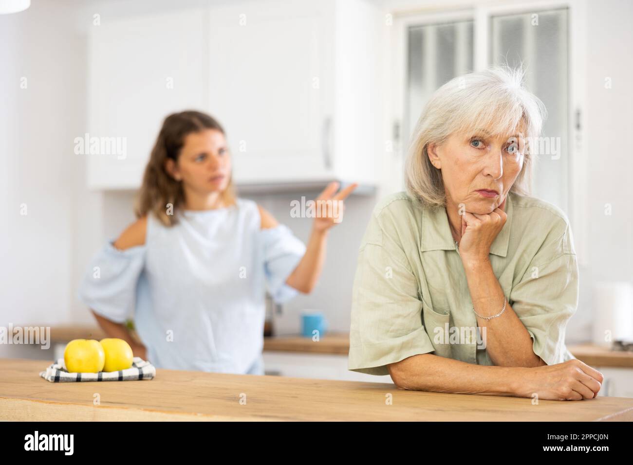 Mother daughter arguing 70s hi-res stock photography and images - Alamy