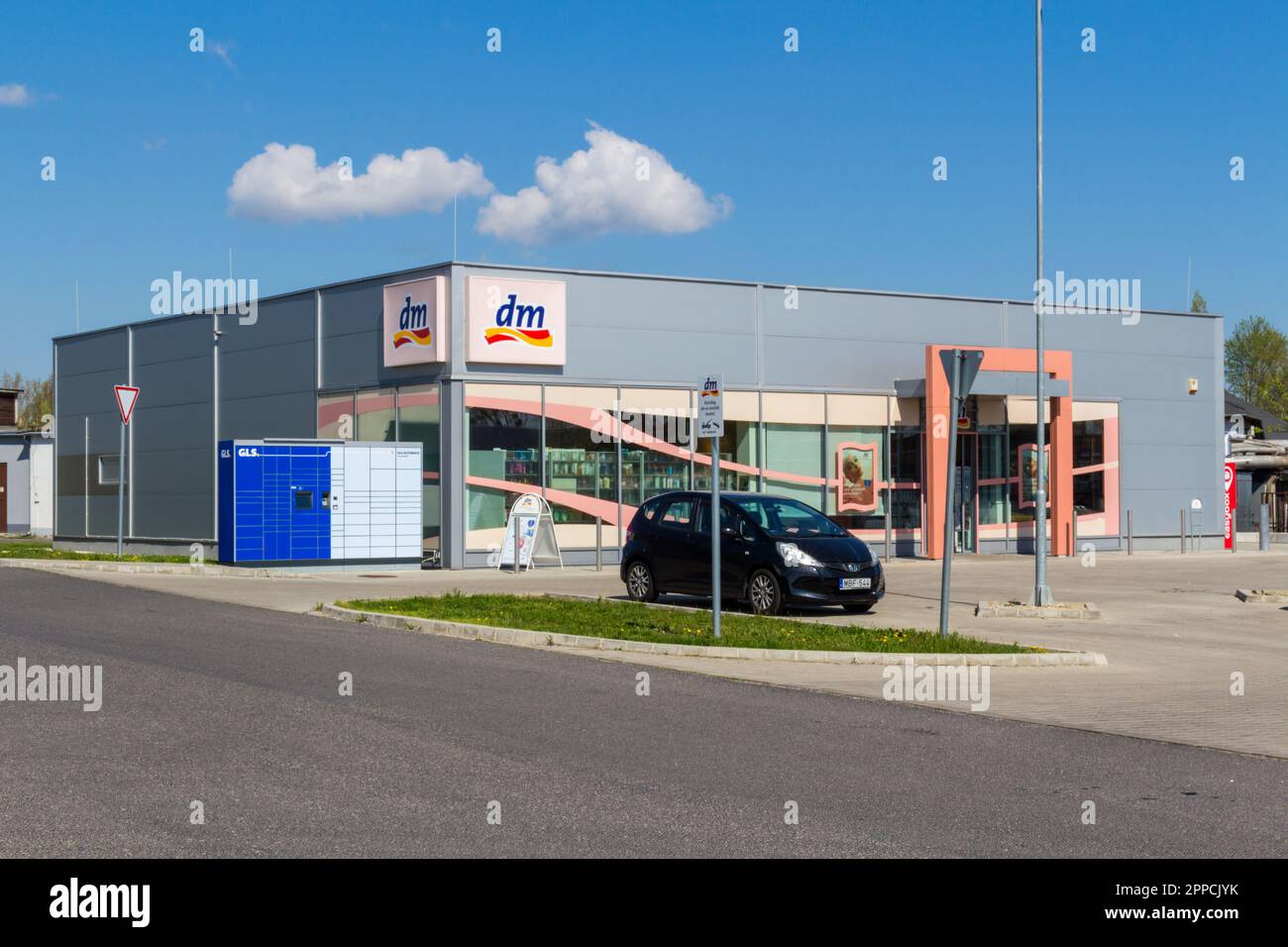 Gls parcel locker service hi-res stock photography and images - Alamy