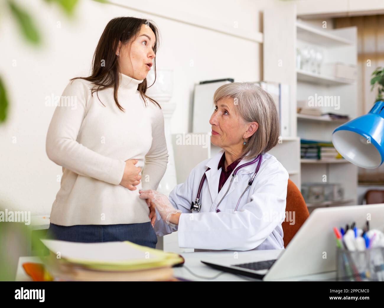 Doctor back pain patient hi-res stock photography and images - Alamy