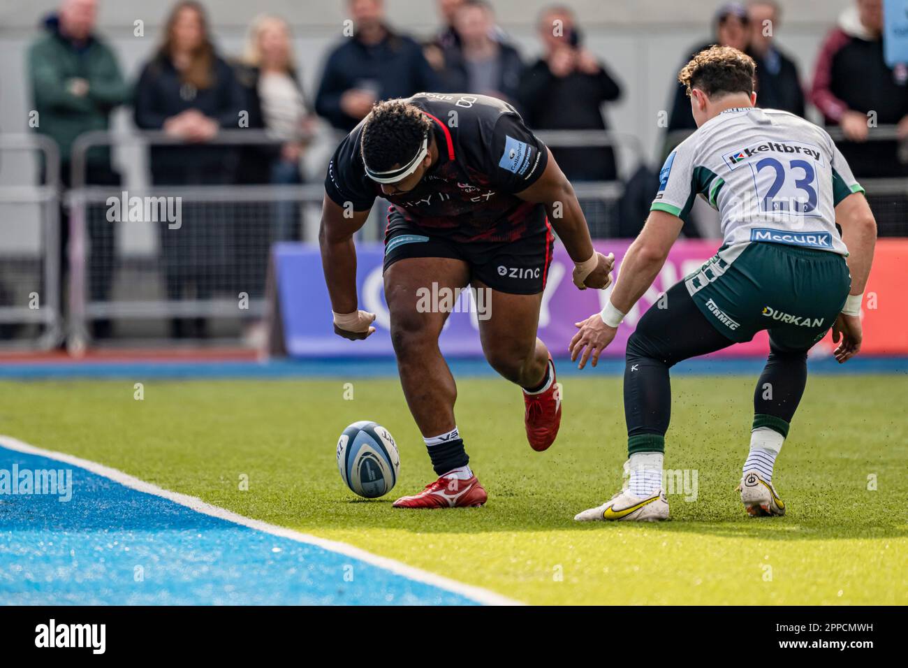 LONDON, UNITED KINGDOM. 23th, Apr 2023. Eroni Mawi of Saracens scores a ...