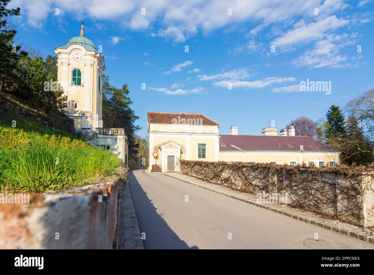 Bad Erlach: Schloss Linsberg Castle in Wiener Alpen, Alps ...