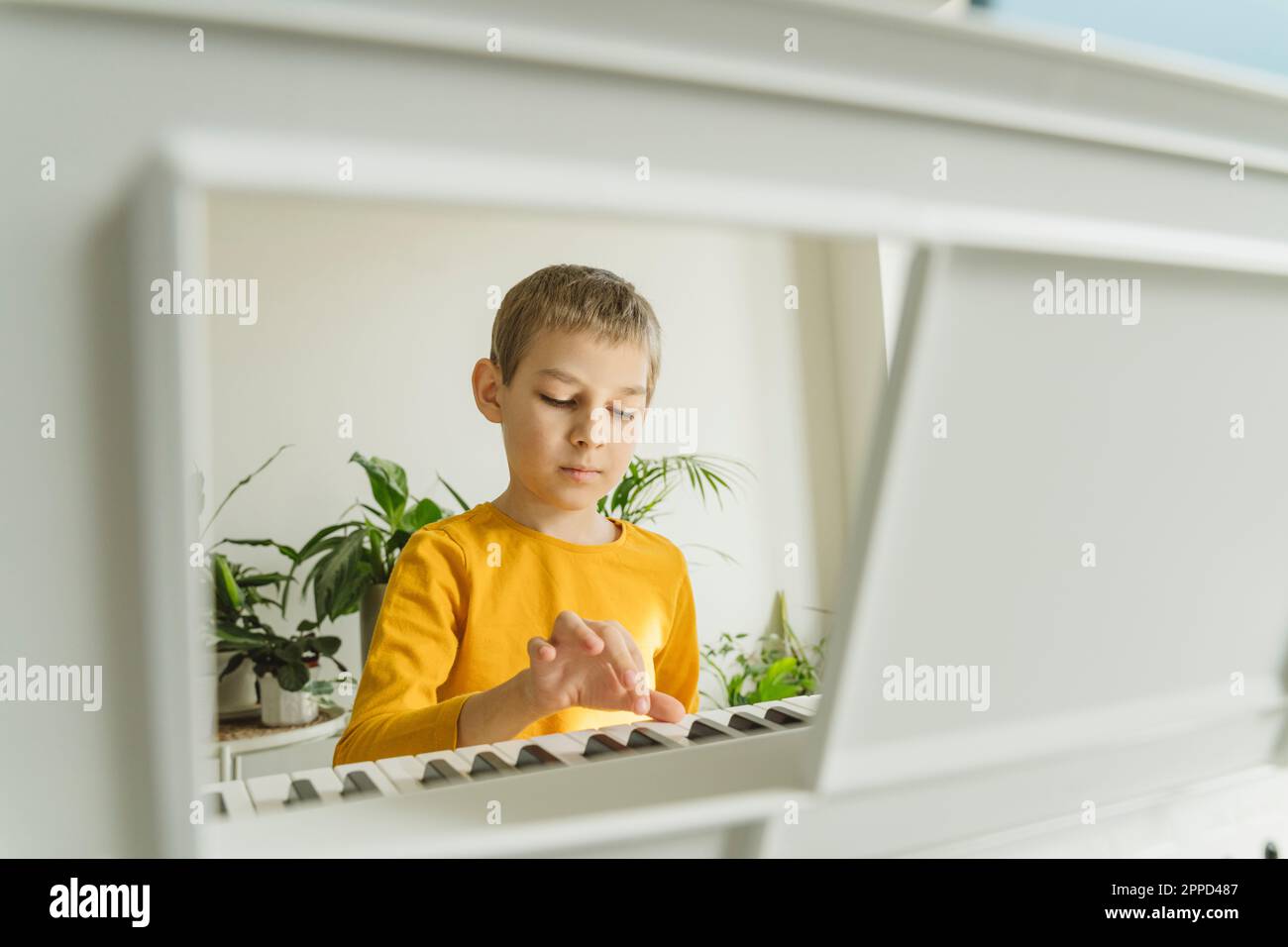 Boy playing piano hi-res stock photography and images - Alamy