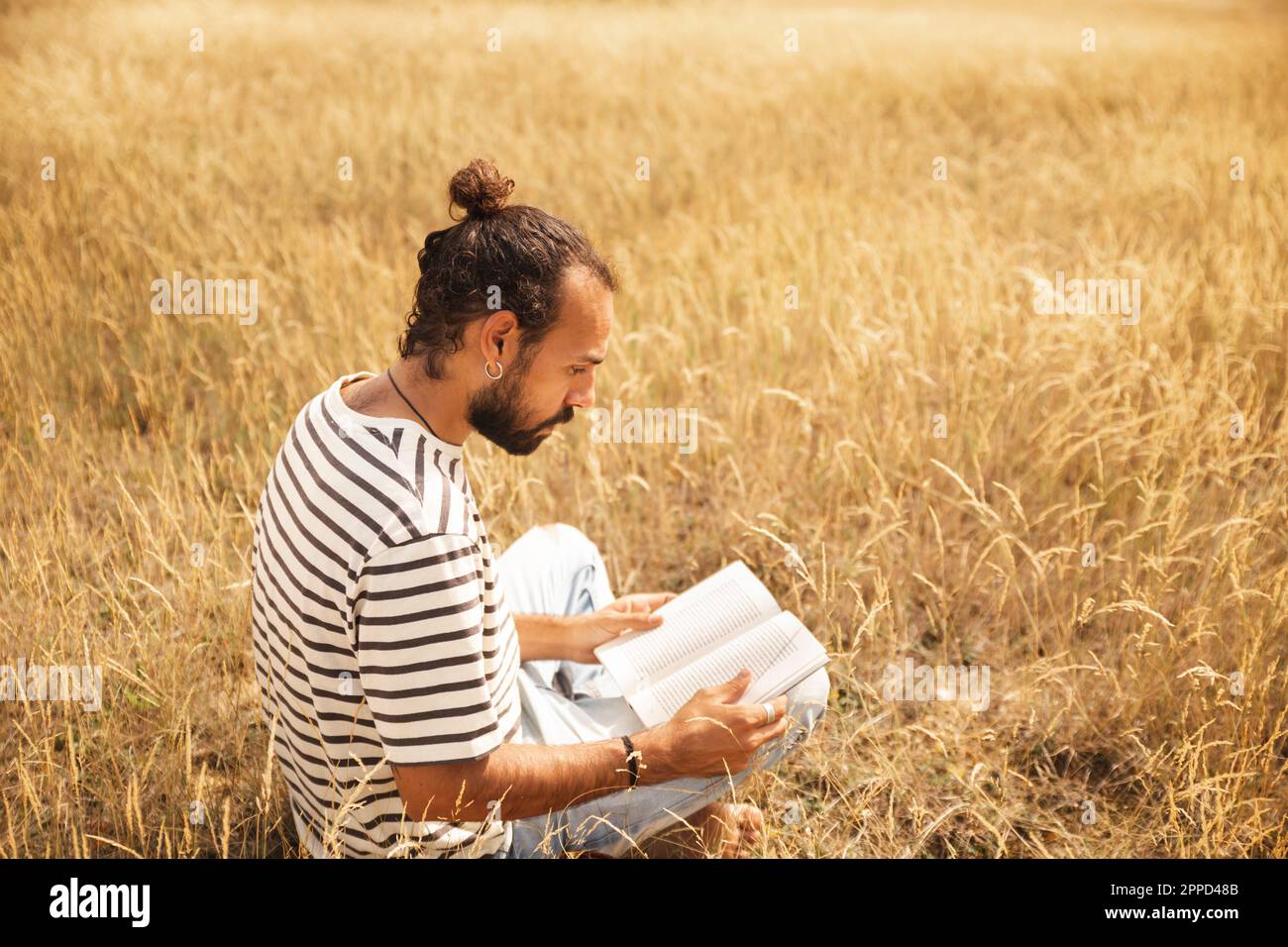 Man reading in grass hi-res stock photography and images - Alamy