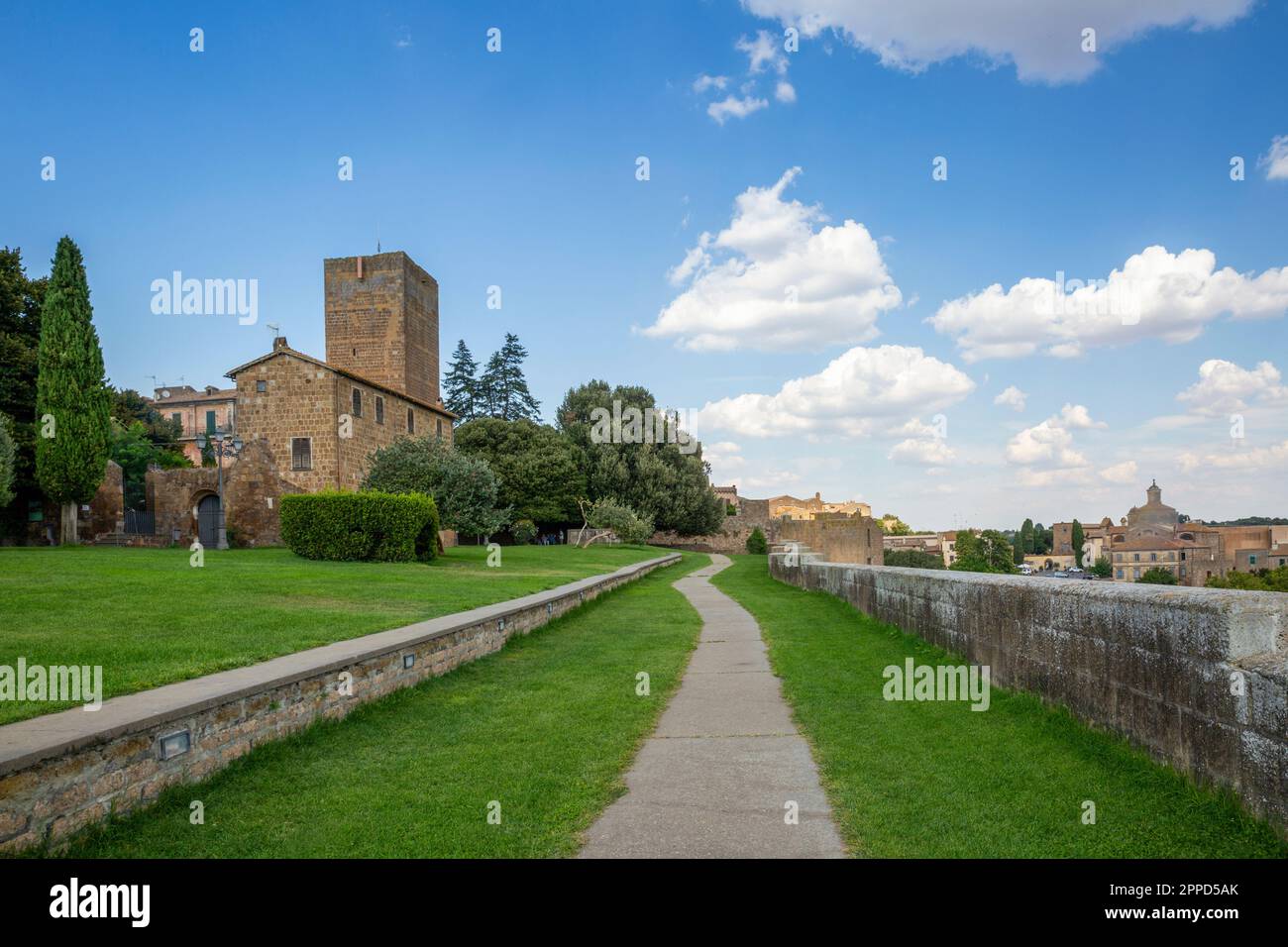 Historic footpath hi-res stock photography and images - Alamy
