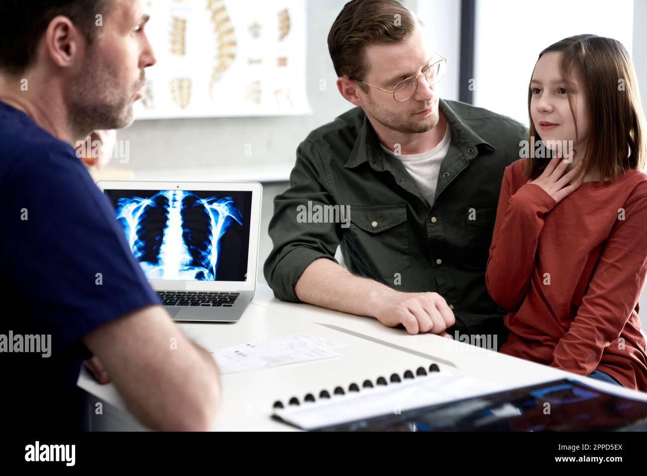 Female doctor explaining child hi-res stock photography and images - Alamy