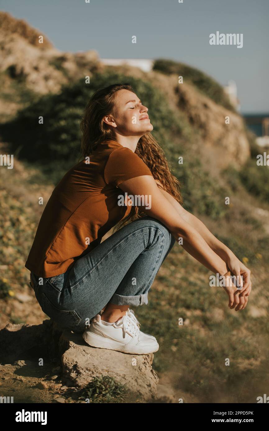 Side view woman crouching on hi-res stock photography and images - Alamy