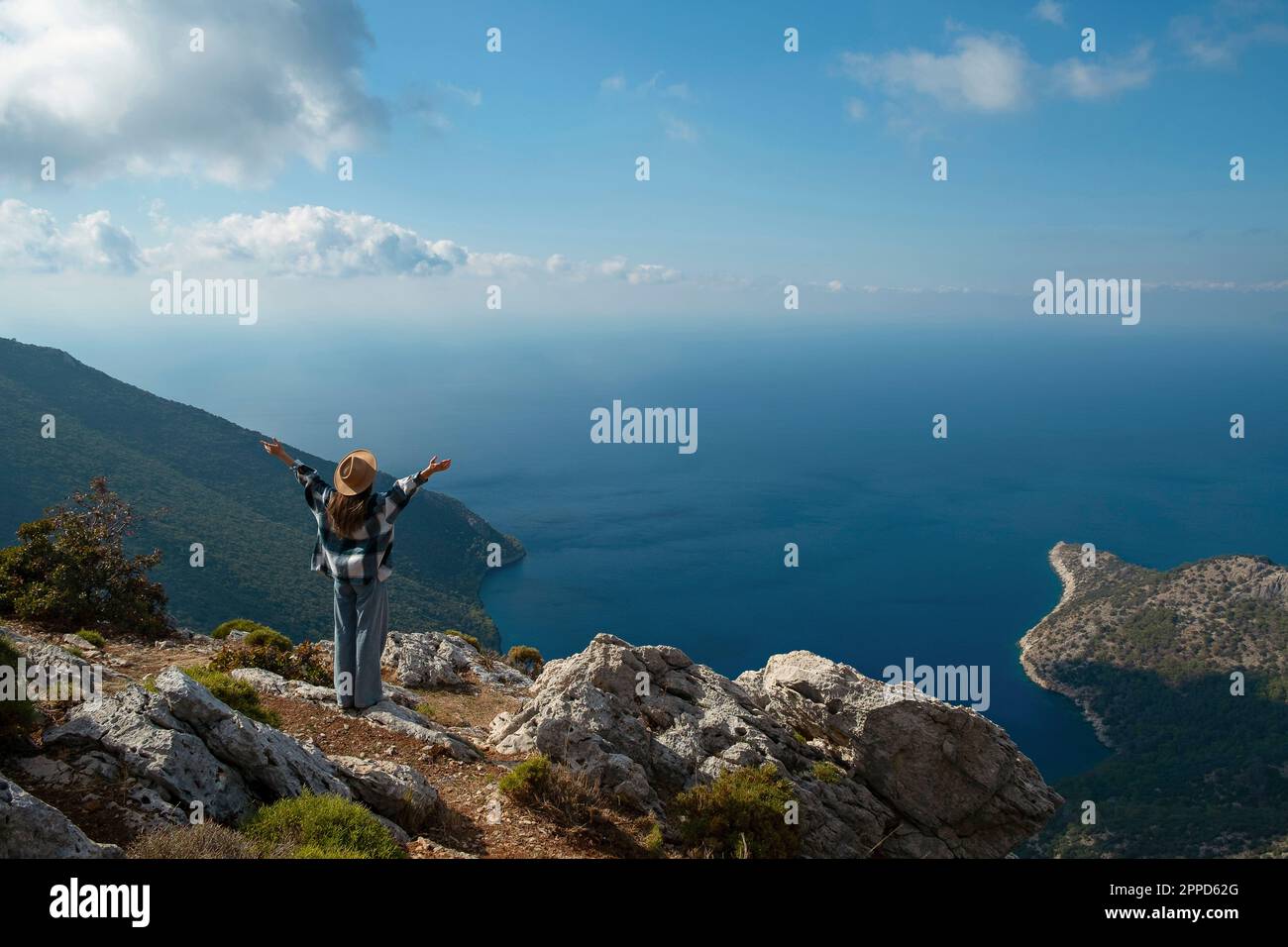 Woman standing edge cliff hi-res stock photography and images - Alamy