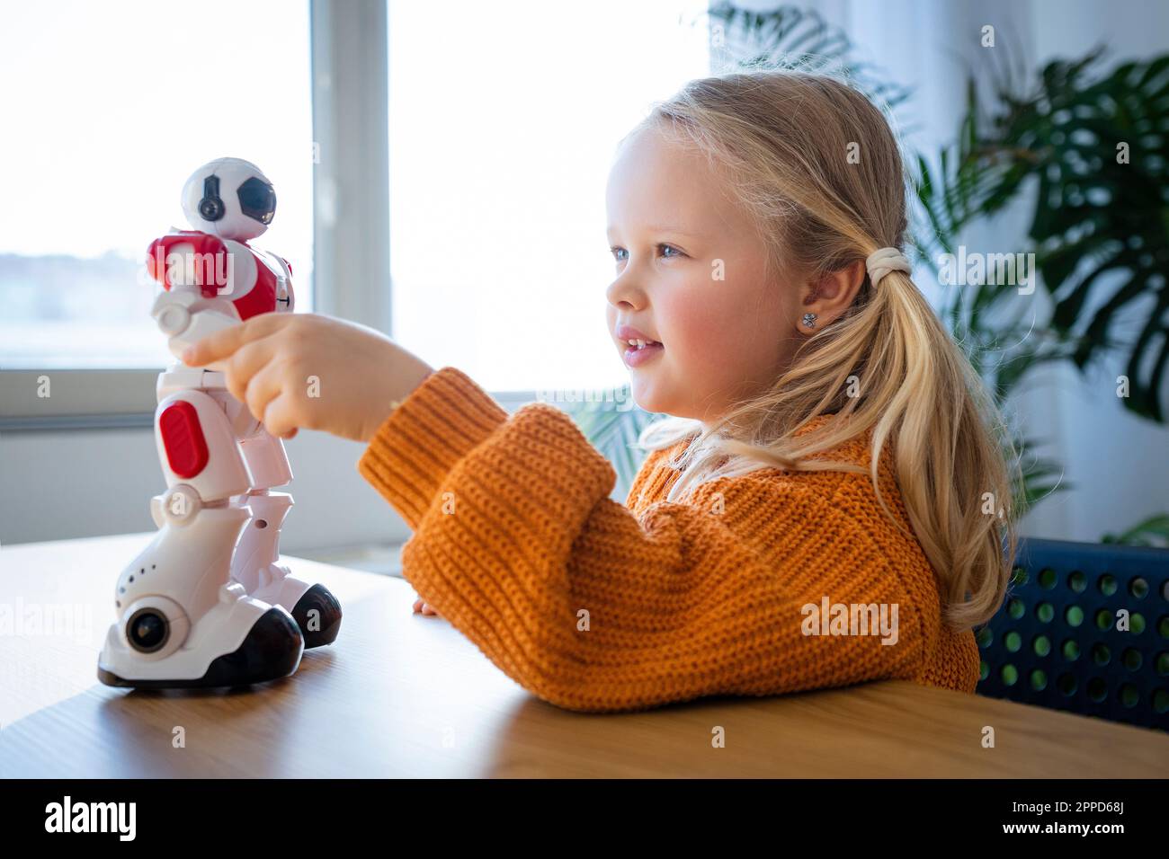 Kids table robot hi-res stock photography and images - Alamy