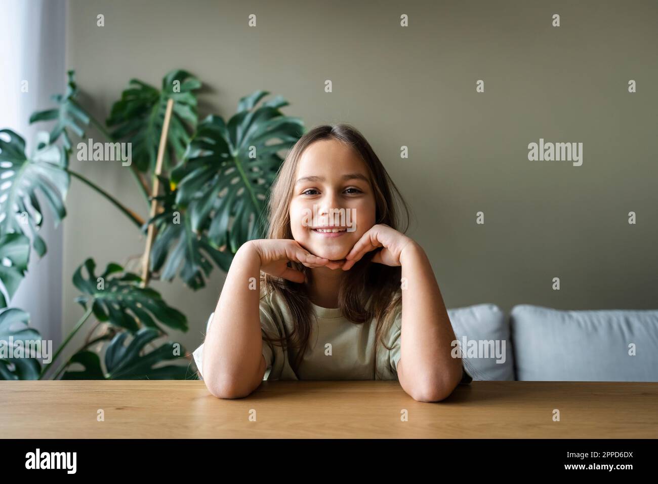 Elbows on table hi-res stock photography and images - Alamy