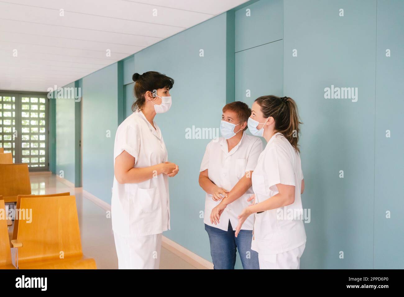Nurses talking to each other hi-res stock photography and images - Alamy