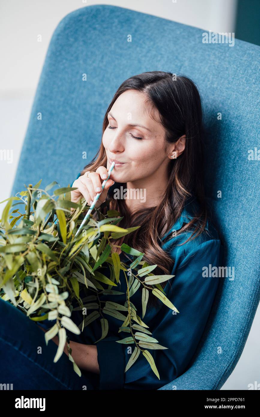 Straw woman hi-res stock photography and images - Alamy