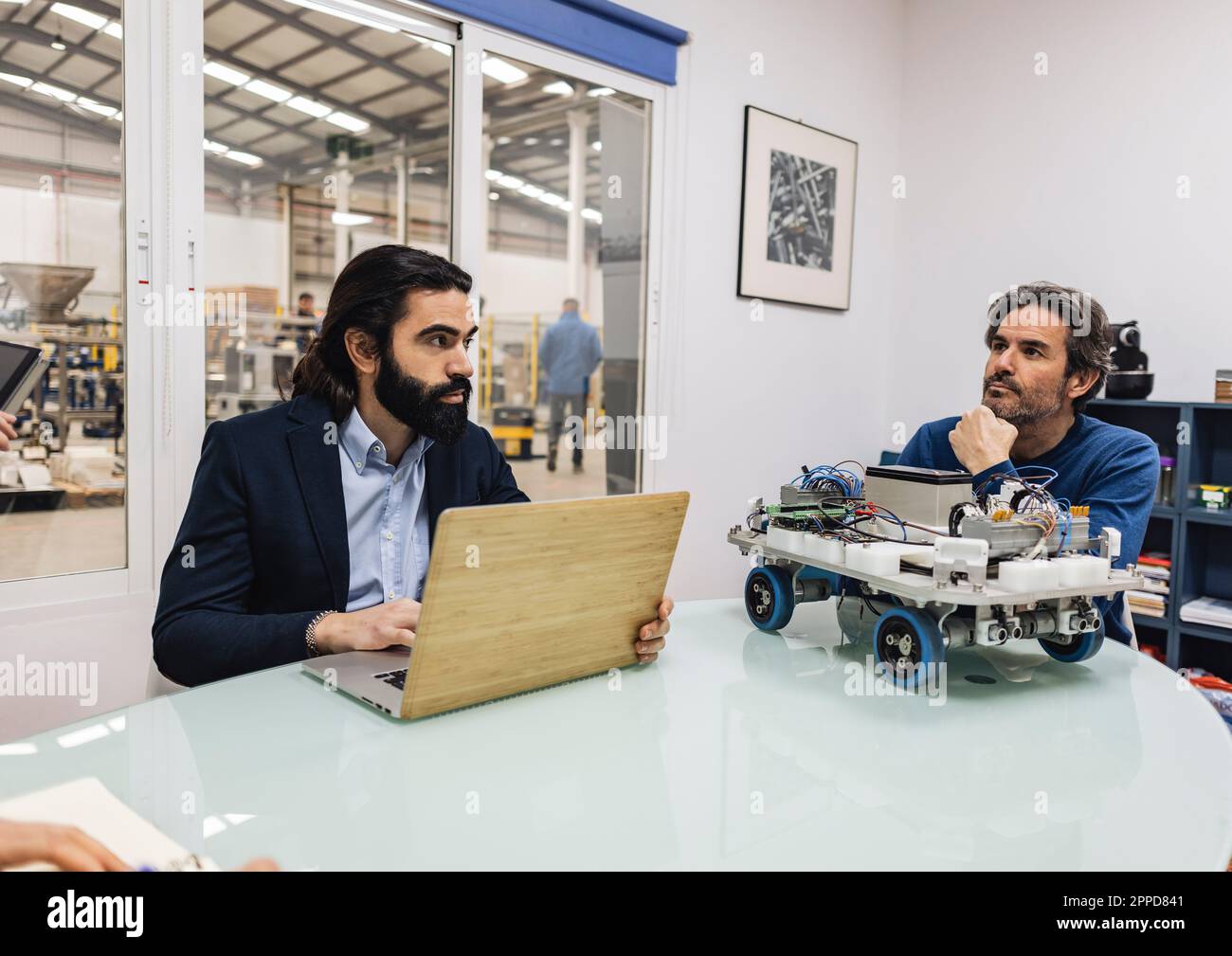 Engineers meeting computer hi-res stock photography and images - Alamy