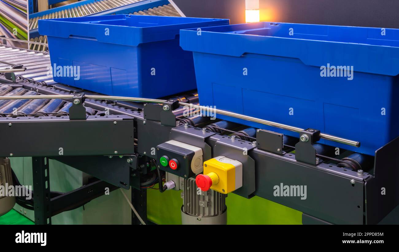 Crossing of the roller conveyor with plastic boxes, Production line ...