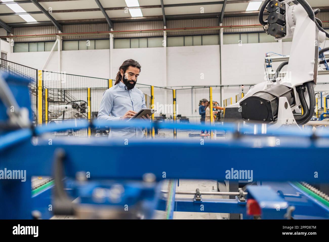 Female engineer using robotic arm hi-res stock photography and images - Alamy
