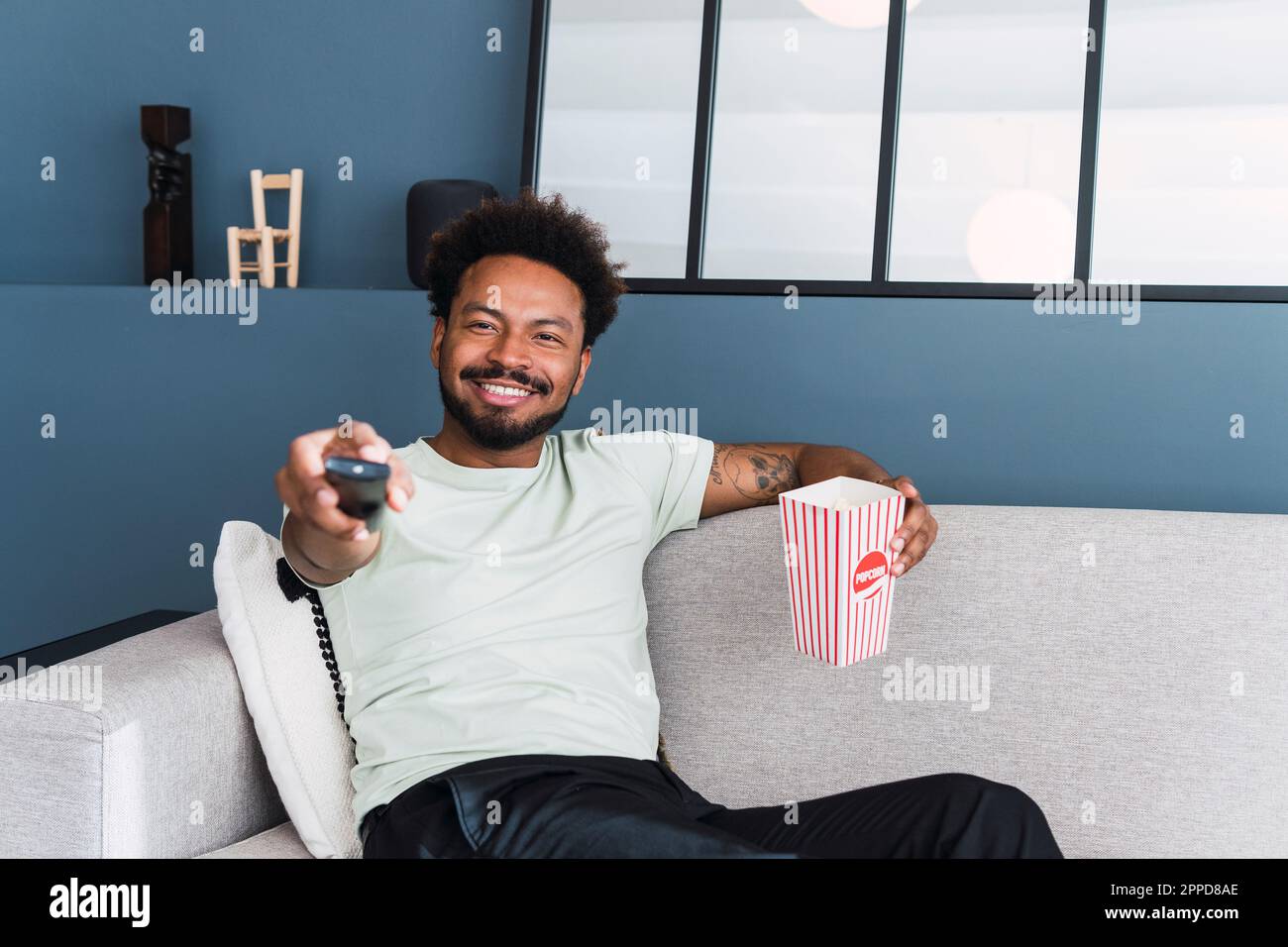 Man watching tv hi-res stock photography and images - Alamy
