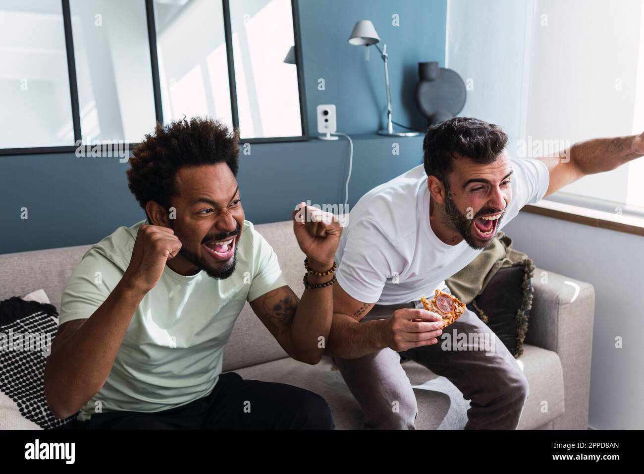 Friends cheering you hi-res stock photography and images - Alamy