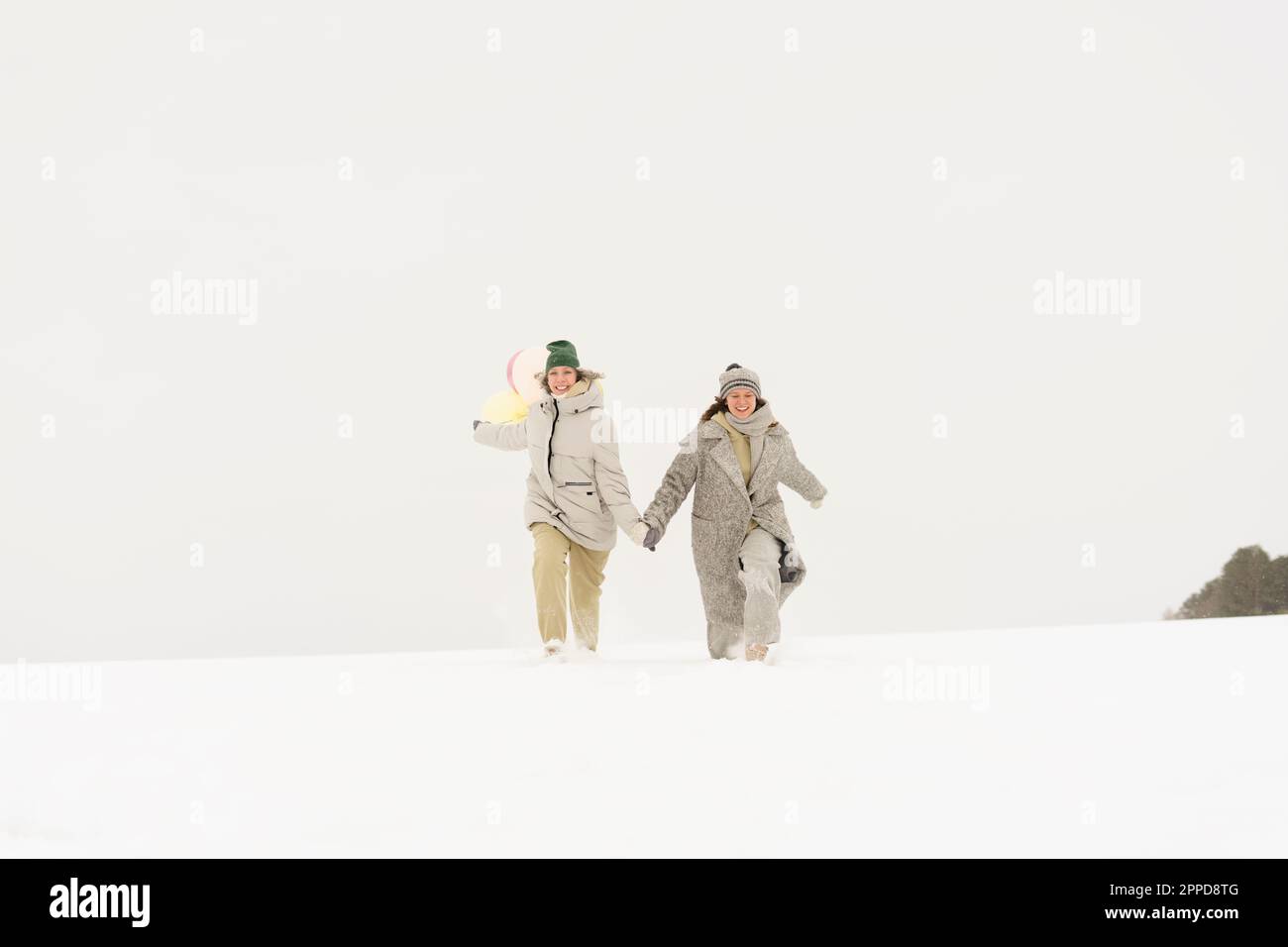 Friends snow hi-res stock photography and images - Alamy