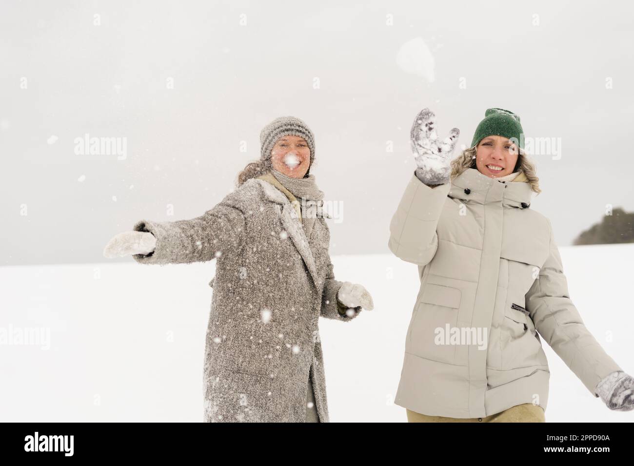 Women snowball hi-res stock photography and images - Alamy