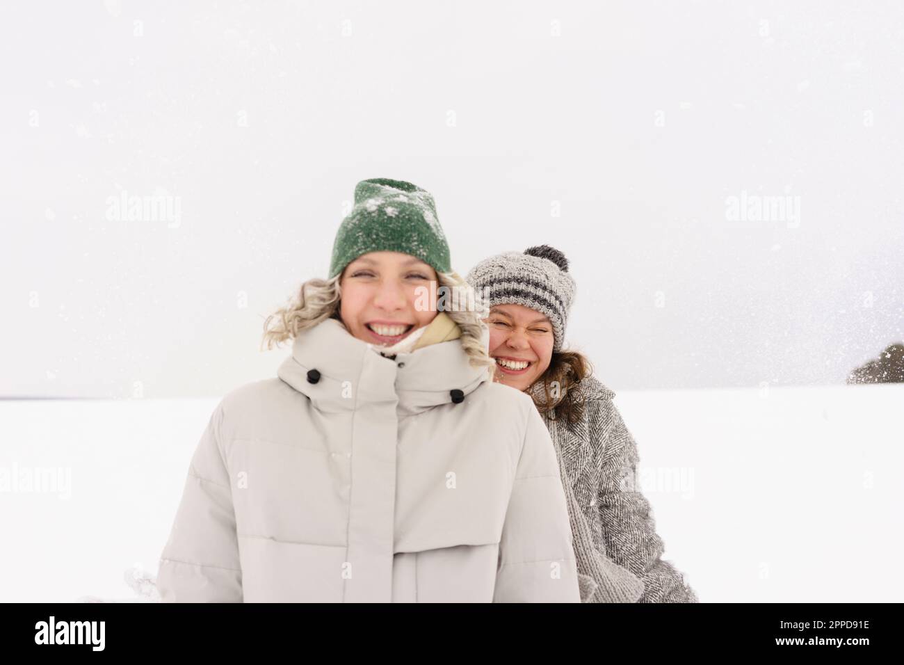 People wearing woolly hats hi-res stock photography and images - Alamy