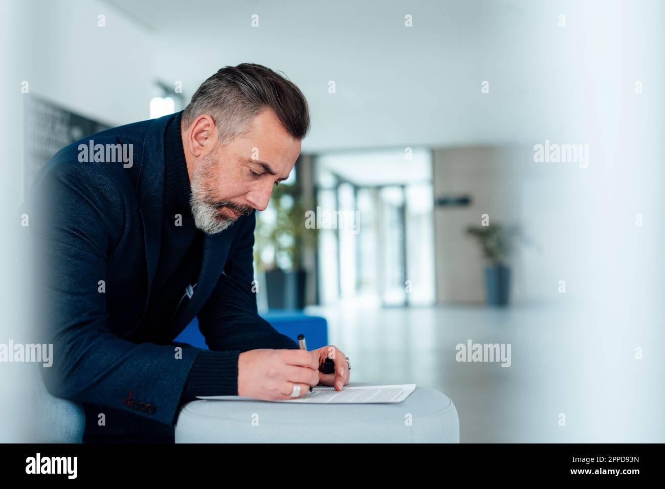 Person signing document hi-res stock photography and images - Alamy