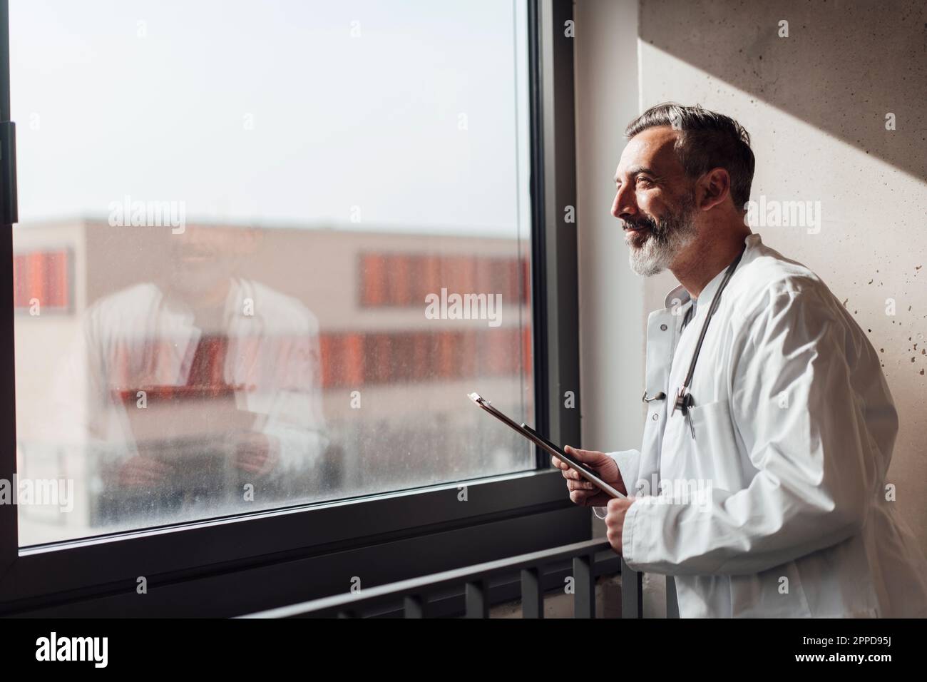 Side view smiling doctor hi-res stock photography and images - Alamy