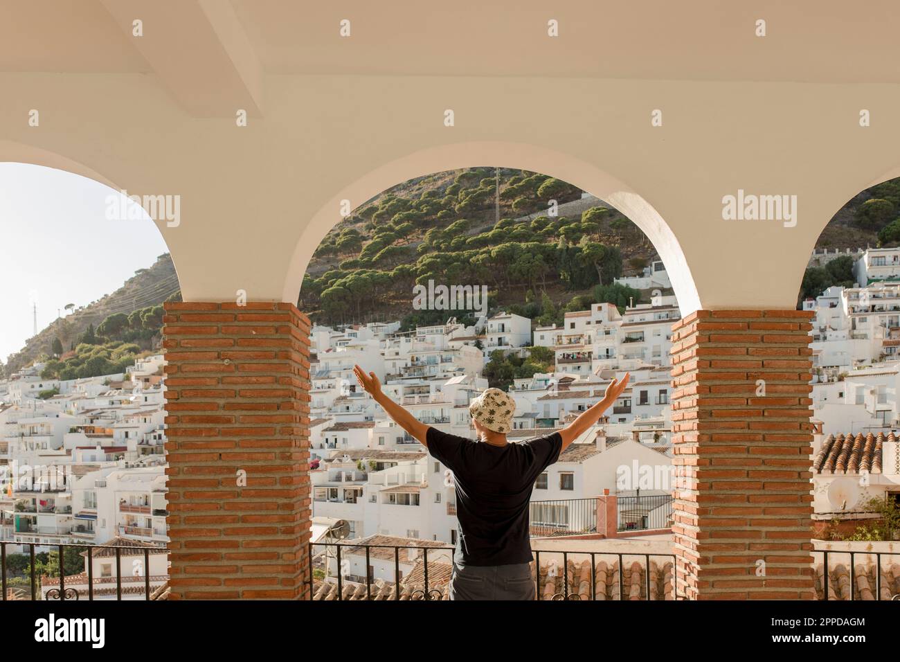 Man under arch hi-res stock photography and images - Alamy