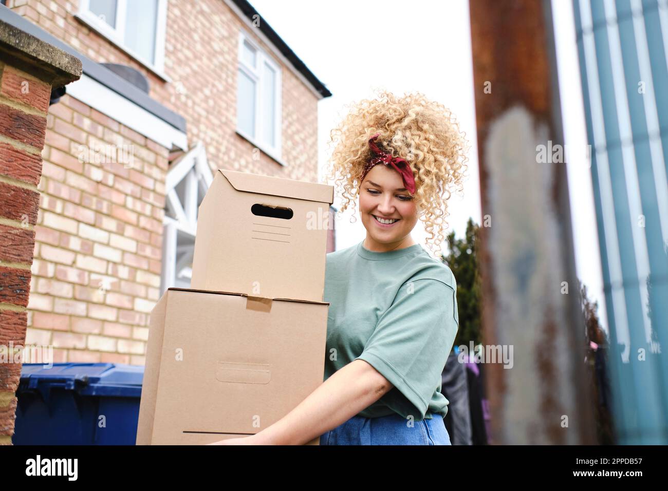 Woman cardboard boxes hi-res stock photography and images - Alamy