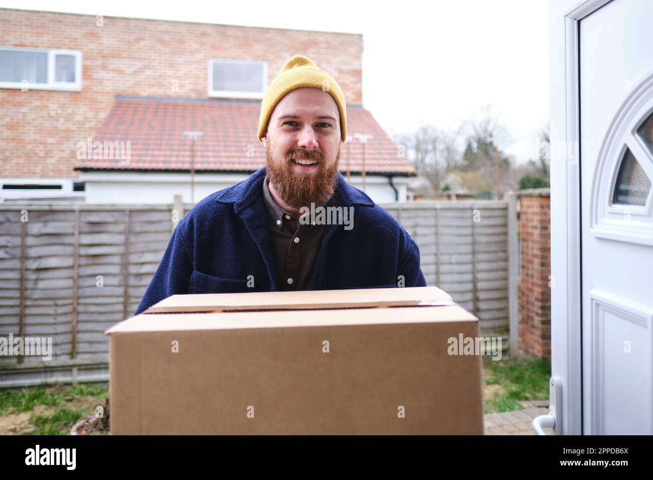 Delivery men at door hi-res stock photography and images - Alamy