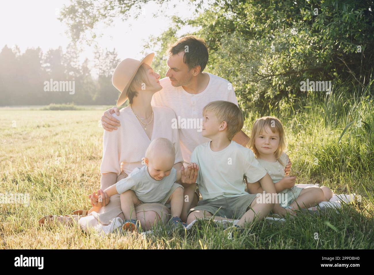 Family enjoying nature hi-res stock photography and images - Alamy
