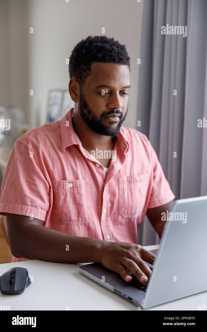 Freelancer typing hi-res stock photography and images - Alamy