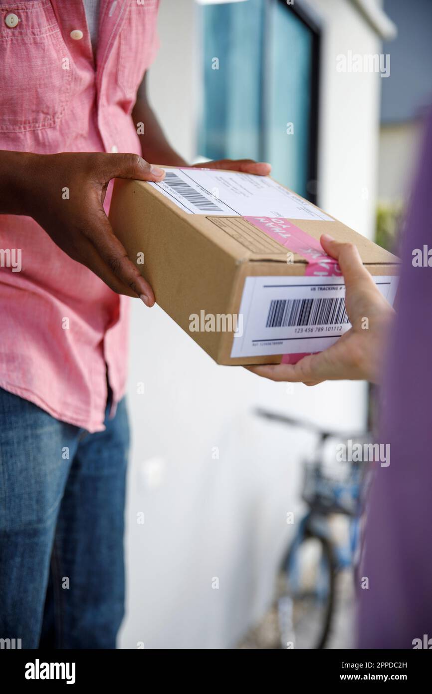 Woman delivering package to customer at doorstep Stock Photo - Alamy