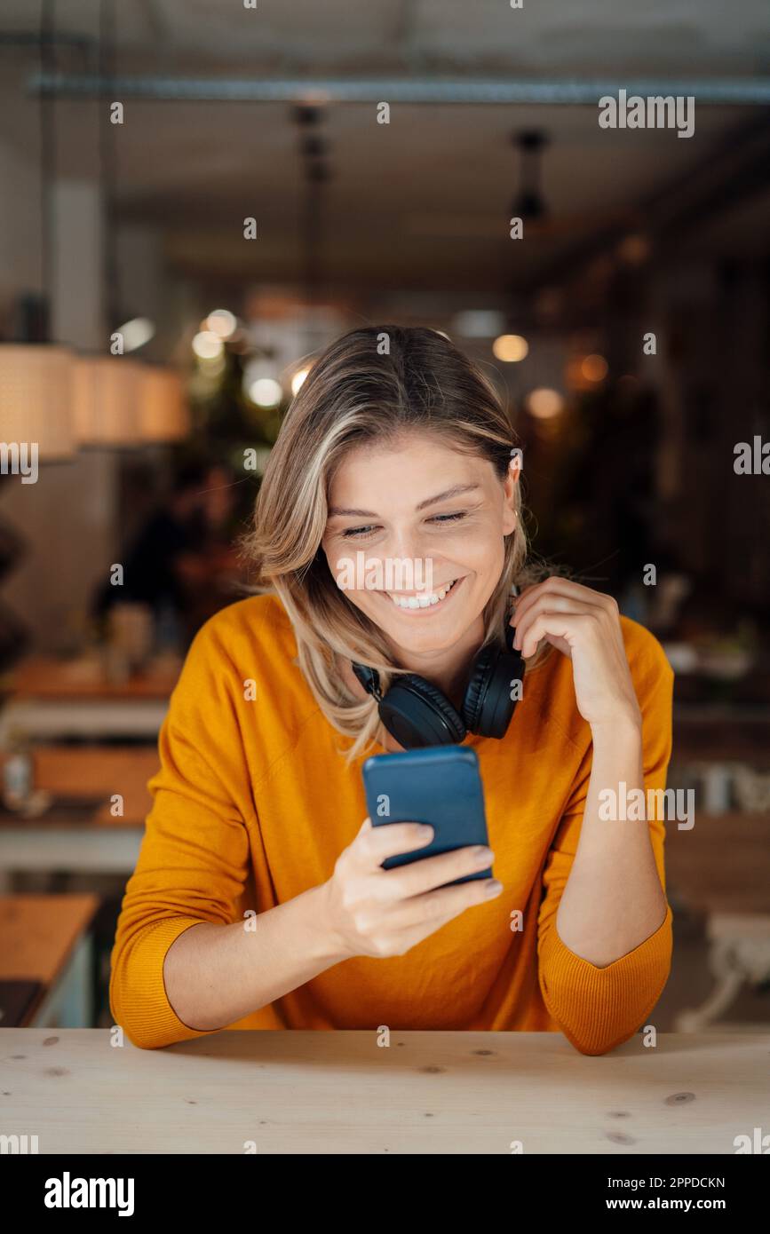 Smart net cafe hi-res stock photography and images - Alamy