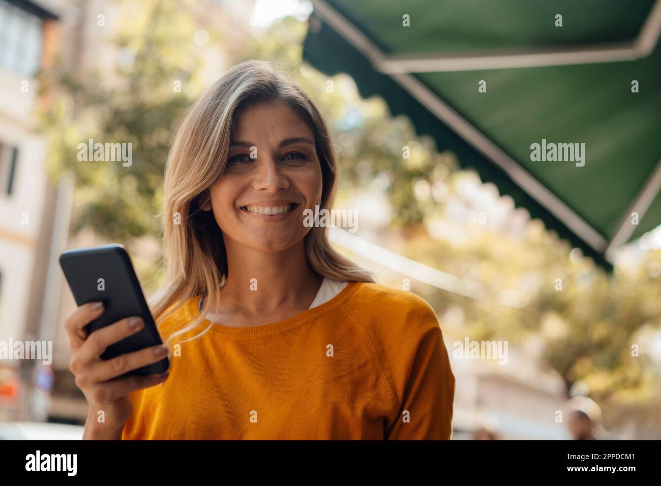 Woman outside with phone hi-res stock photography and images - Alamy