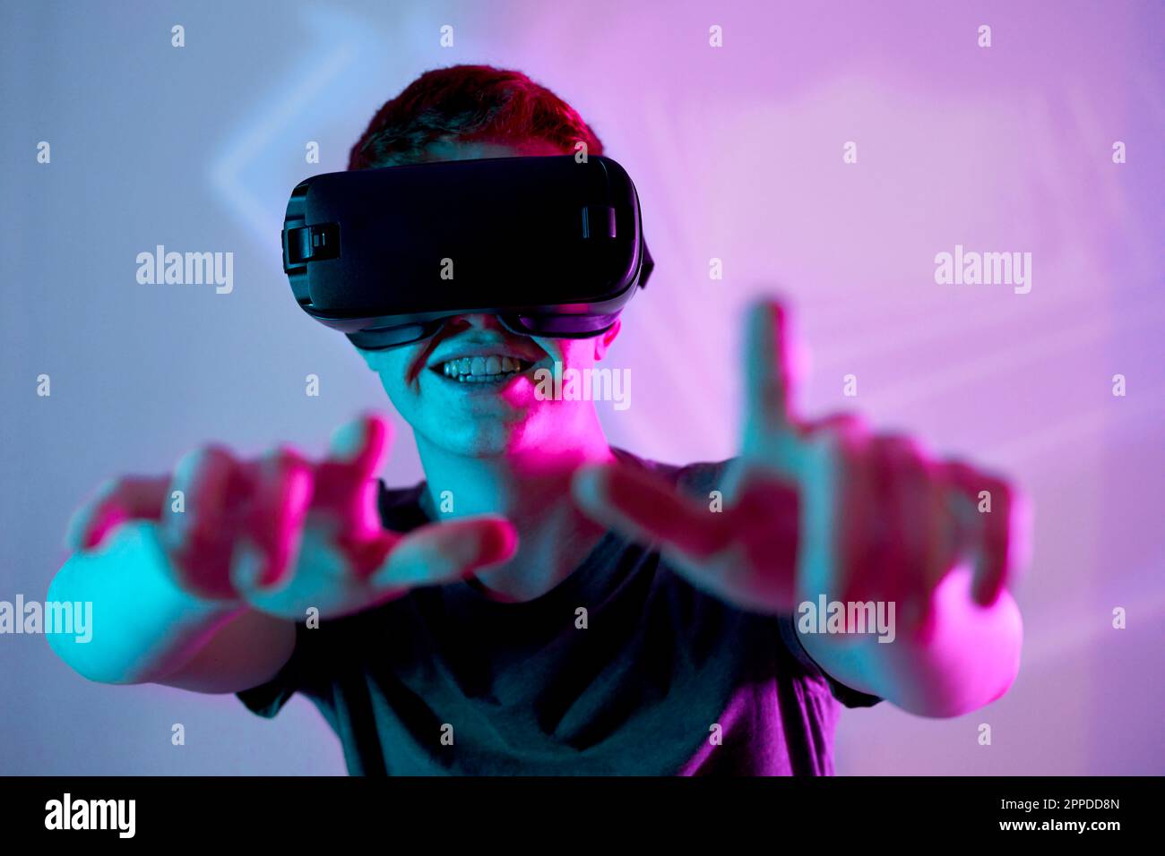 Man playing games through vr hi-res stock photography and images - Alamy