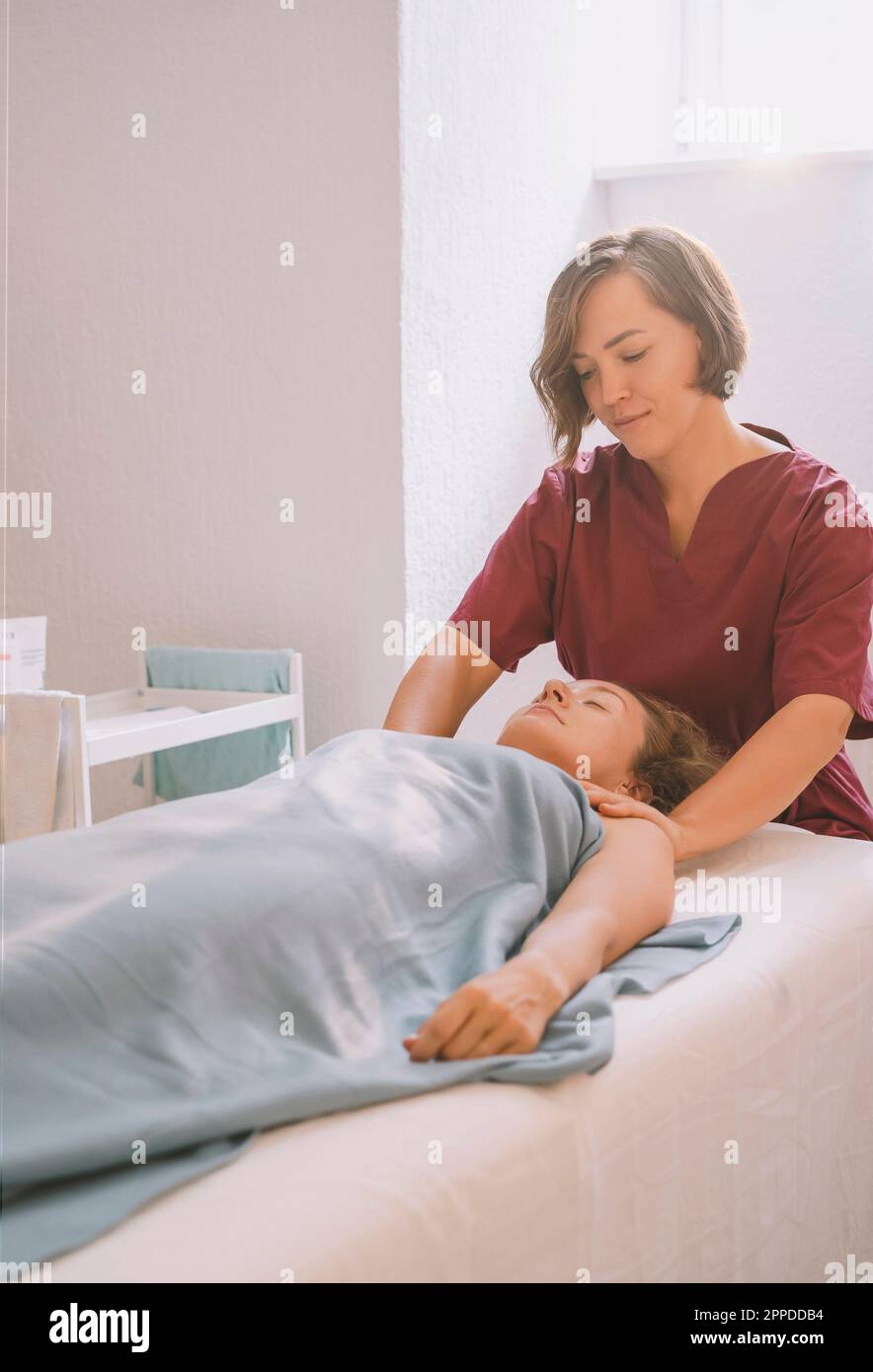 Body massage hi-res stock photography and images - Alamy
